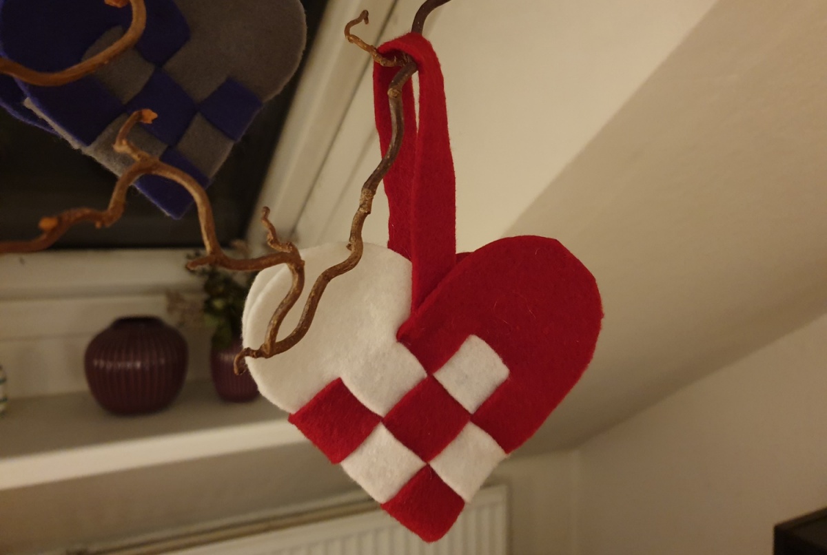Flettede julehjerter i filt - Syopskrifter
